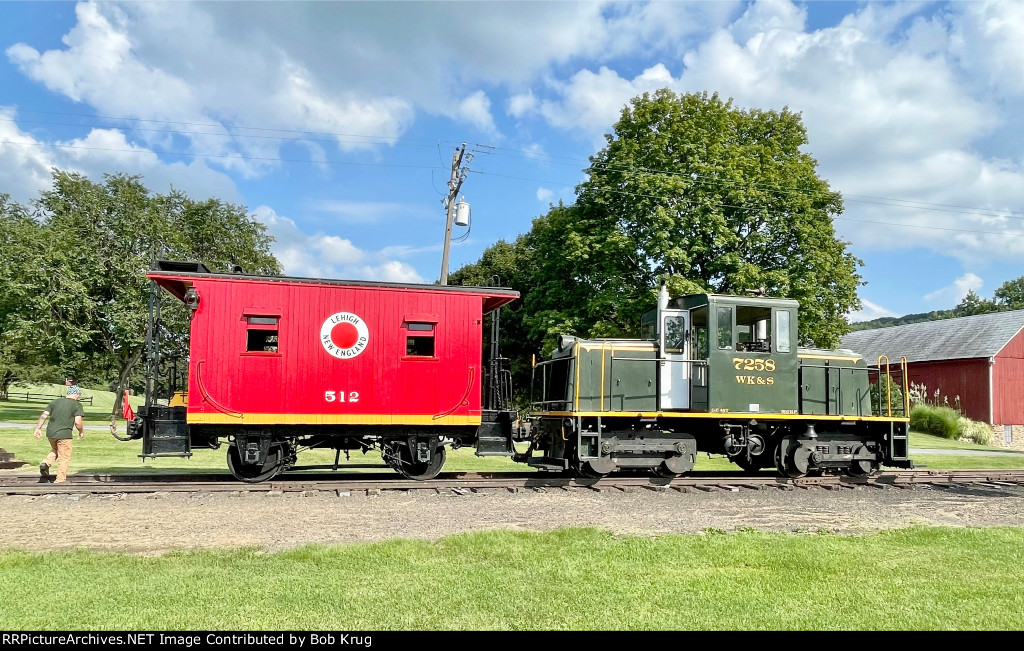 4-wheel bobber type caboose LNE 512 between hops